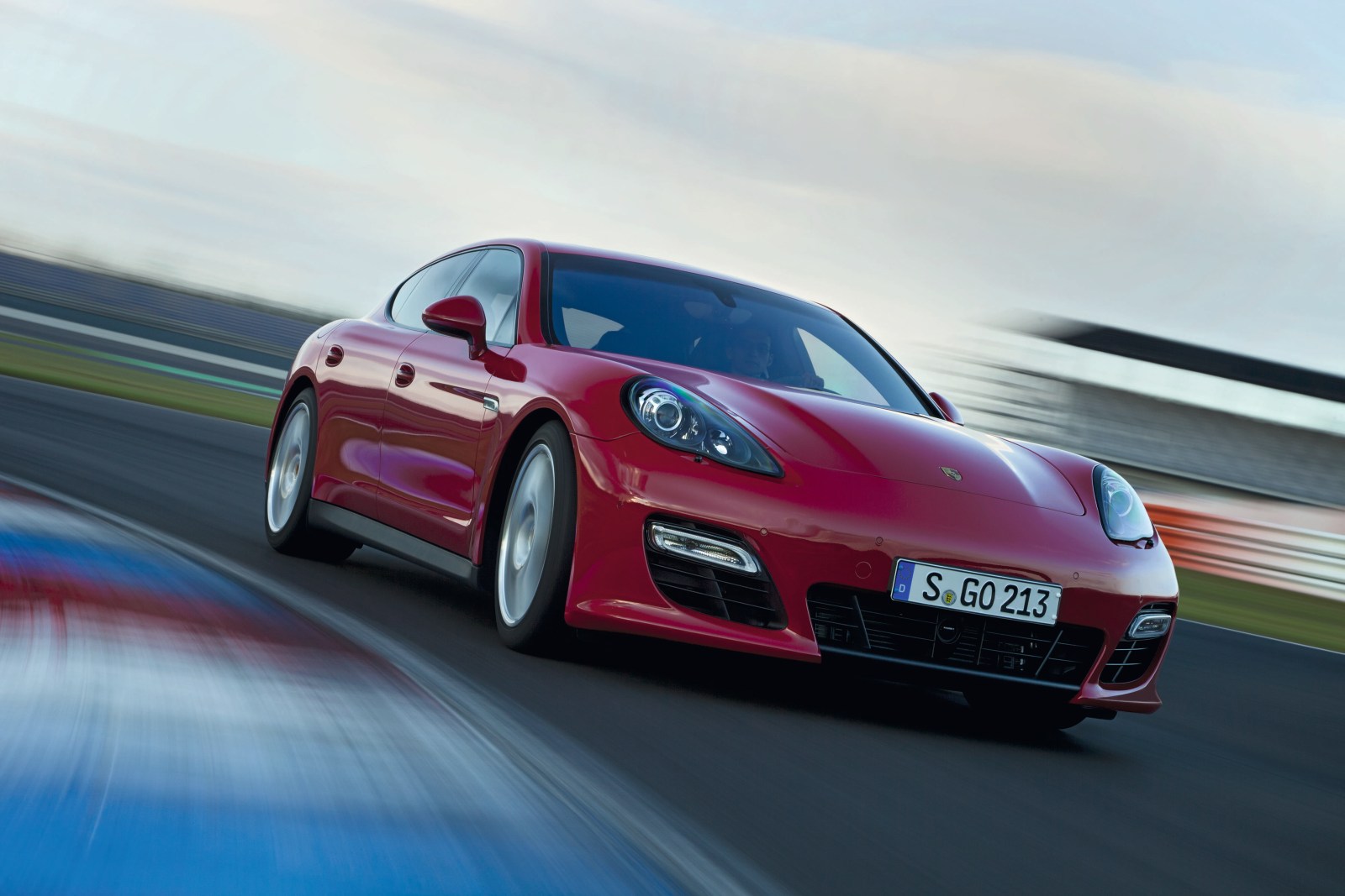 Porsche Panamera GTS: La berlina de Porsche obtiene más deportividad ...